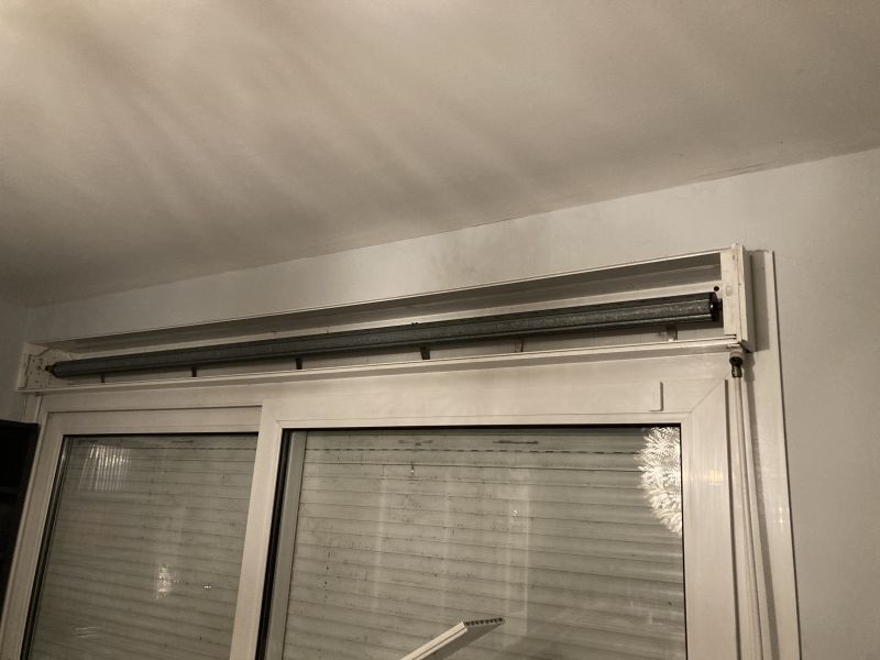 Astuces pour descendre un volet roulant électrique bloqué en haut